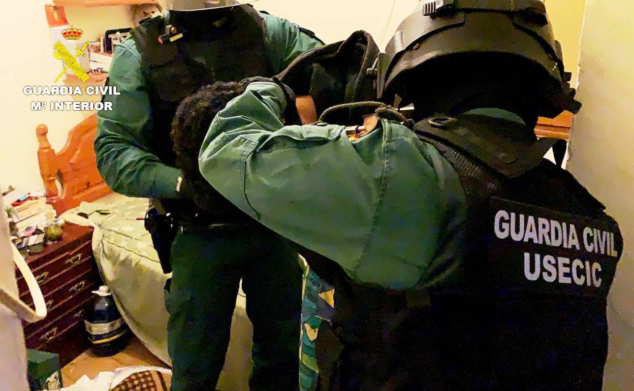 La Guardia Civil desarticula un grupo criminal dedicado al robo en viviendas con la detención de ...